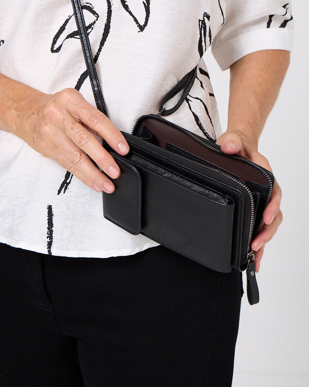 Phone Holder Purse - Black – Crossbody Wallet for Women | Tulio – TULIO ...